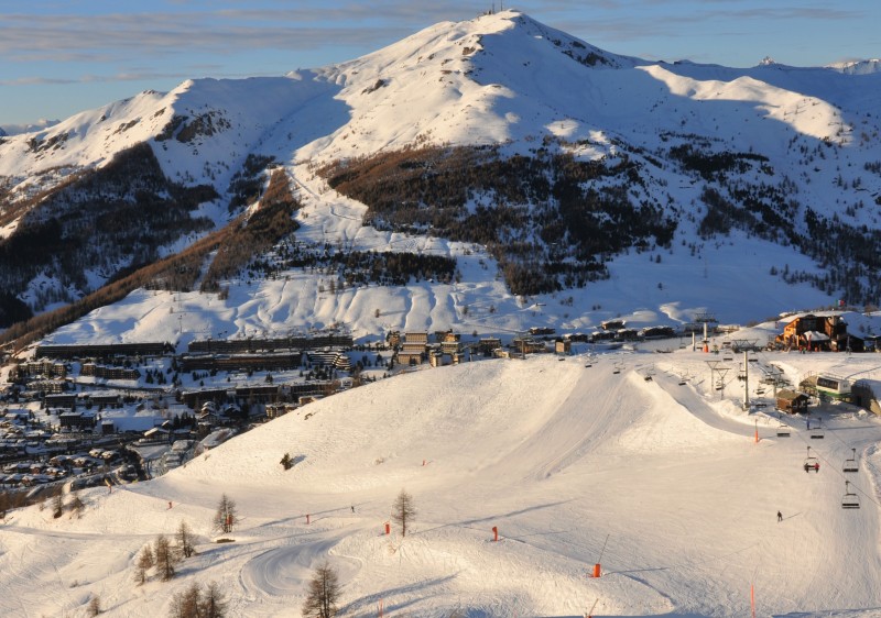Sestriere Skiing & Snowboarding | Ski Lifts, Terrain, Lift Pass, Trail Maps