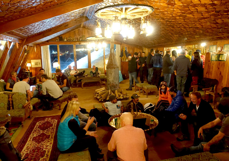 Gulmarg Restaurants | Gulmarg Nightlife, Bars