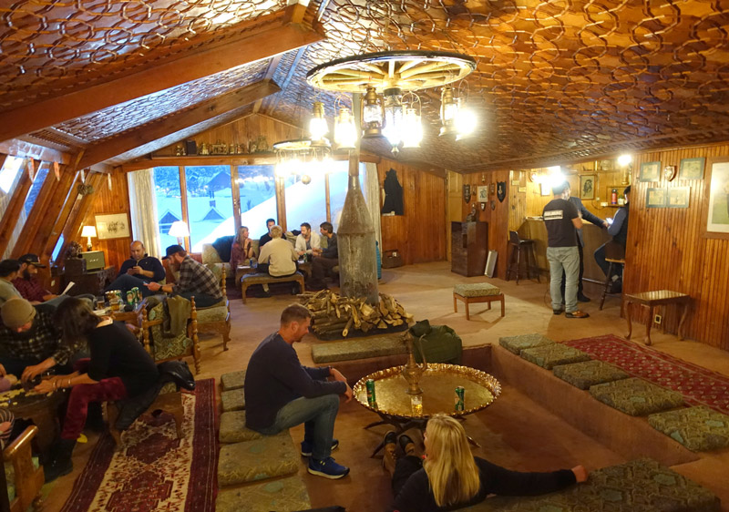 Gulmarg Restaurants | Gulmarg Nightlife, Bars
